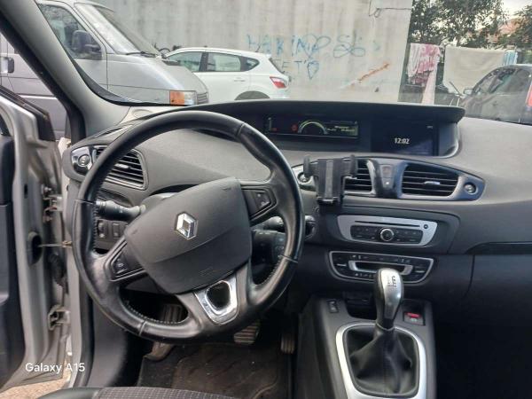 Grey Renault Scenic 2016 in Taurage, with an engine capacity of 1.46 L and mileage of 320 thousand km for 3300 €, photo 5 on AUTOMOTO.COM.LV