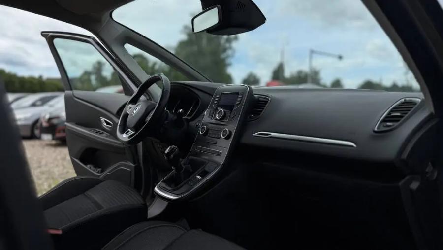 Grey Renault Scenic 2016 in Jelgava, with an engine capacity of 1.20 L and mileage of 155 thousand km for 7990 €, photo 9 on AUTOMOTO.COM.LV