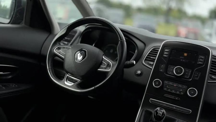 Grey Renault Scenic 2016 in Jelgava, with an engine capacity of 1.20 L and mileage of 155 thousand km for 7990 €, photo 12 on AUTOMOTO.COM.LV