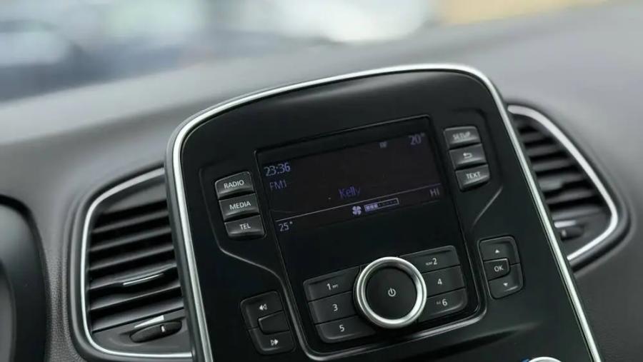 Grey Renault Scenic 2016 in Jelgava, with an engine capacity of 1.20 L and mileage of 155 thousand km for 7990 €, photo 15 on AUTOMOTO.COM.LV