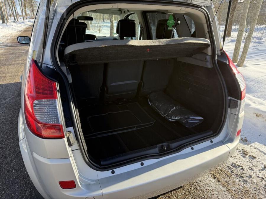Pelēks Renault Scenic 2008 Dobele, ar dzinēja tilpumu 2.00 L un nobraukumu 239 tūkst. km par 1400 €, foto 8 vietnē AUTOMOTO.COM.LV