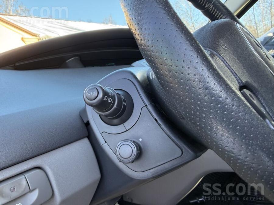 Pelēks Renault Scenic 2008 Dobele, ar dzinēja tilpumu 2.00 L un nobraukumu 239 tūkst. km par 1400 €, foto 27 vietnē AUTOMOTO.COM.LV