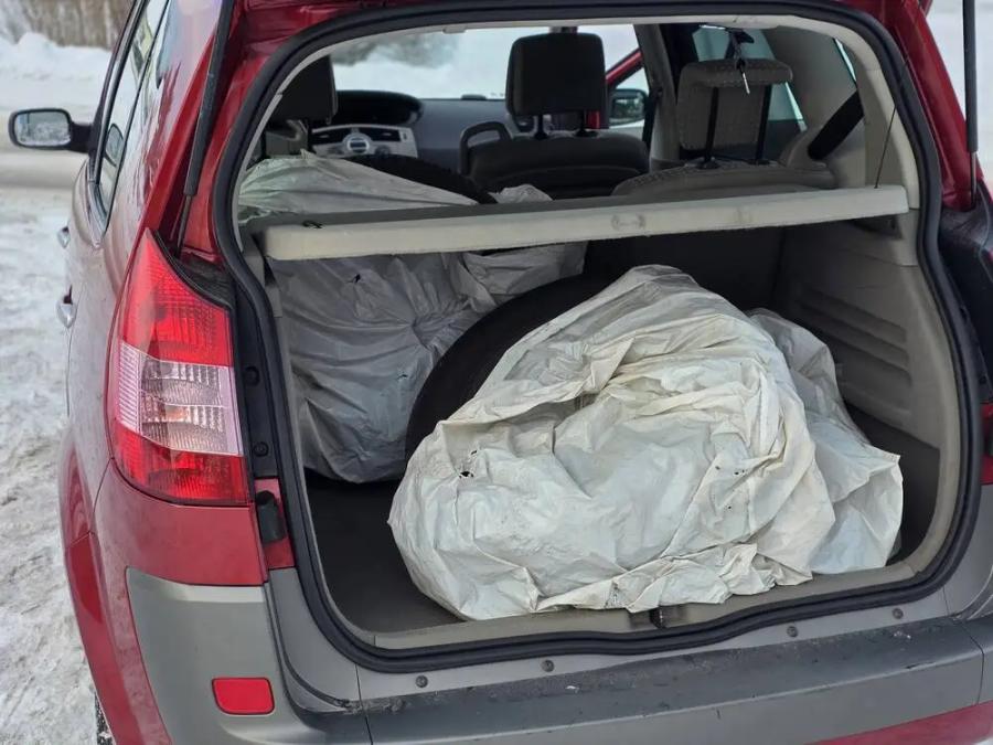 Sarkans Renault Scenic 2004 Grobiņa, ar dzinēja tilpumu 1.60 L un nobraukumu 90 tūkst. km par 2500 €, foto 23 vietnē AUTOMOTO.COM.LV