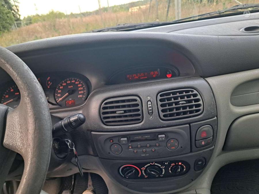 Red Renault Scenic 2002 in Kaunas, with an engine capacity of 1.87 L and mileage of 273 thousand km for 600 €, photo 8 on AUTOMOTO.COM.LV