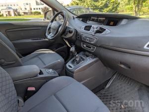 Red Renault Scenic 2010 in Saldus, with an engine capacity of 1.50 L and mileage of 325 thousand km for 3500 €, photo 9 on AUTOMOTO.COM.LV
