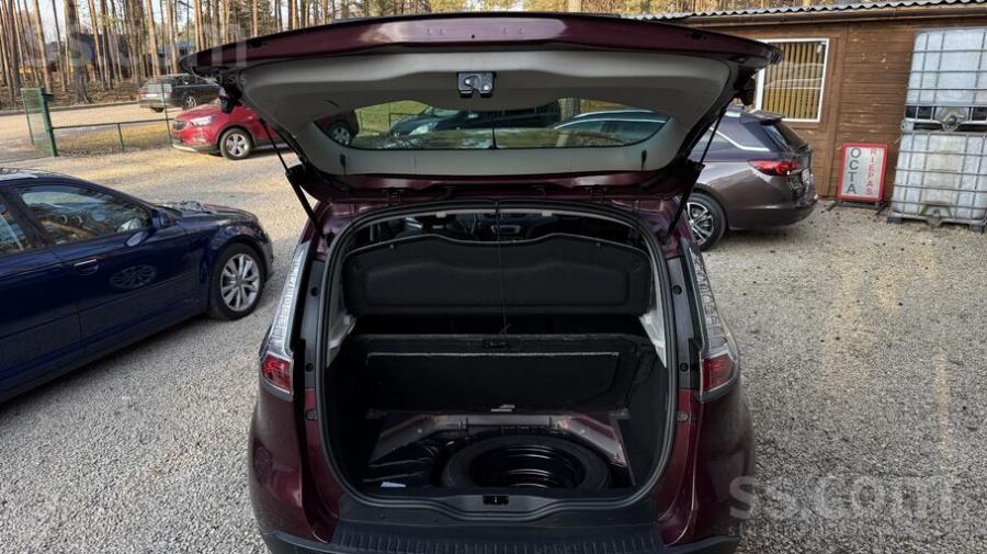 Red Renault Scenic 2014 in Valmiera, with an engine capacity of 1.20 L and mileage of 169 thousand km for 5600 €, photo 6 on AUTOMOTO.COM.LV