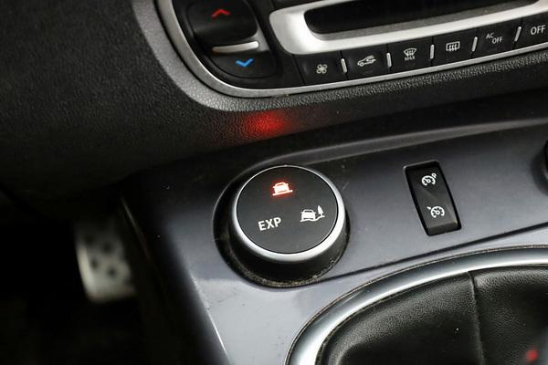Red Renault Scenic 2013 in Tallinn, with an engine capacity of 1.60 L and mileage of 349 thousand km for 2299 €, photo 8 on AUTOMOTO.COM.LV