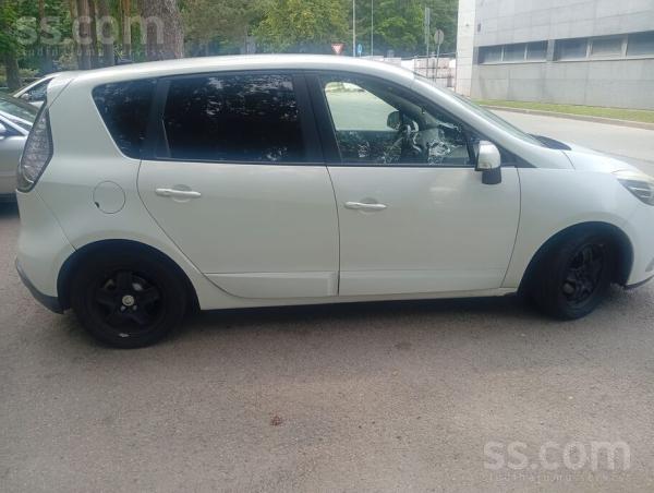 White Renault Scenic 2014 in Riga, with an engine capacity of 1.50 L and mileage of 364 thousand km for 3000 €, photo 8 on AUTOMOTO.COM.LV