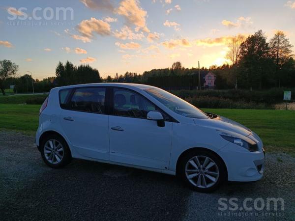 White Renault Scenic 2009 in Riga, with an engine capacity of 2.00 L and mileage of 325 thousand km for 1600 €, photo 4 on AUTOMOTO.COM.LV
