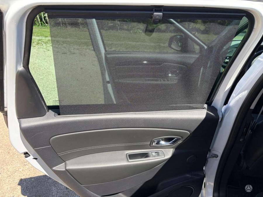 Balts Renault Scenic 2012 Jurbarkas, ar dzinēja tilpumu 2.00 L un nobraukumu 144 tūkst. km par 4500 €, foto 18 vietnē AUTOMOTO.COM.LV