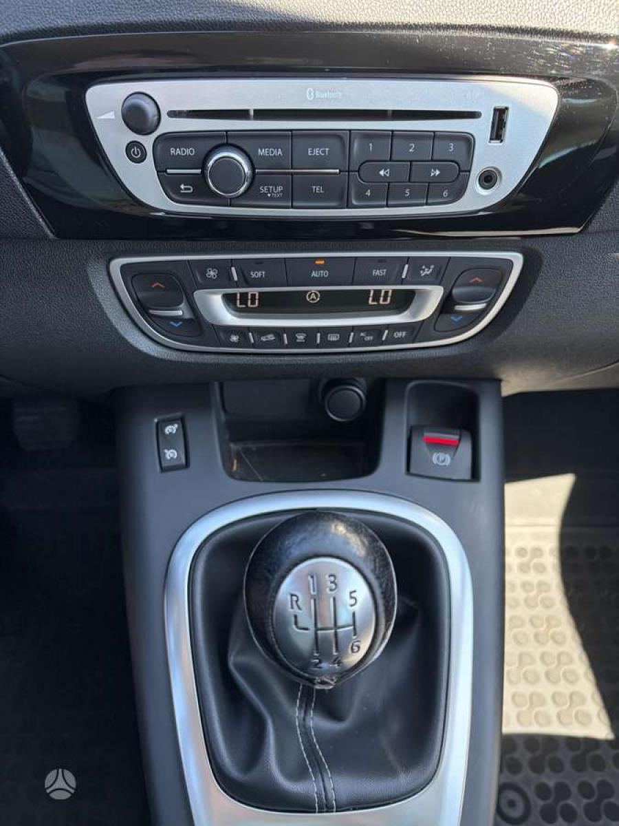 Balts Renault Scenic 2012 Jurbarkas, ar dzinēja tilpumu 2.00 L un nobraukumu 144 tūkst. km par 4500 €, foto 23 vietnē AUTOMOTO.COM.LV