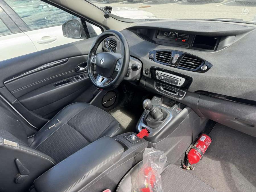 Balts Renault Scenic 2012 Tauragė, ar dzinēja tilpumu 1.46 L un nobraukumu 239 tūkst. km par 3650 €, foto 8 vietnē AUTOMOTO.COM.LV