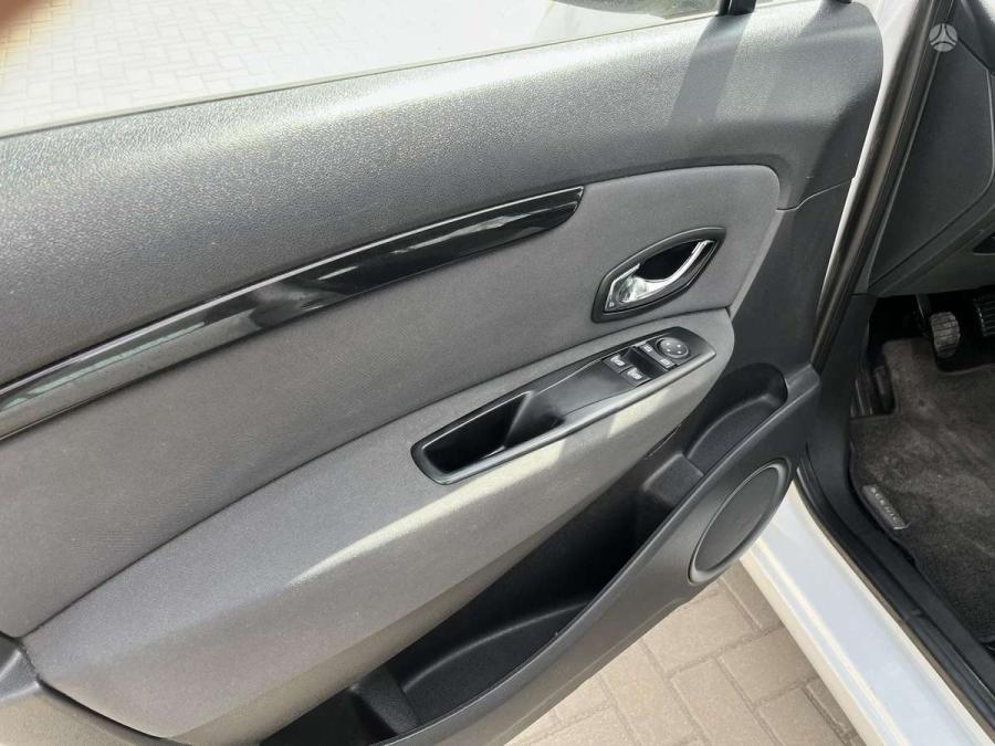 White Renault Scenic 2013 in Taurage, with an engine capacity of 1.50 L and mileage of 230 thousand km for 3200 €, photo 14 on AUTOMOTO.COM.LV