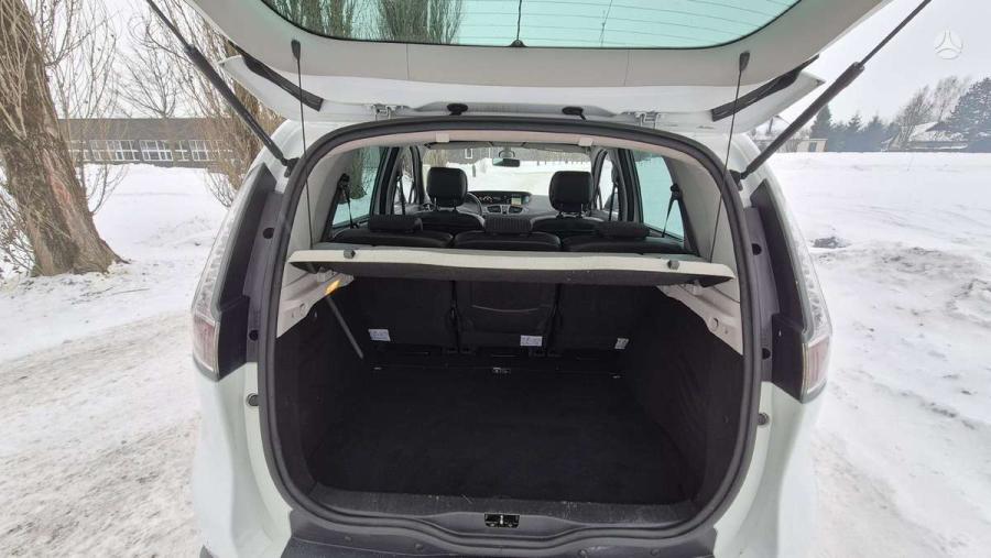 White Renault Scenic 2015 in Taurage, with an engine capacity of 1.46 L and mileage of 230 thousand km for 4200 €, photo 11 on AUTOMOTO.COM.LV