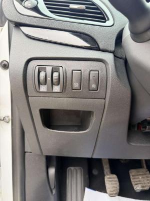 Balts Renault Scenic 2016 Tauragė, ar dzinēja tilpumu 1.60 L un nobraukumu 187 tūkst. km par 4499 €, foto 19 vietnē AUTOMOTO.COM.LV