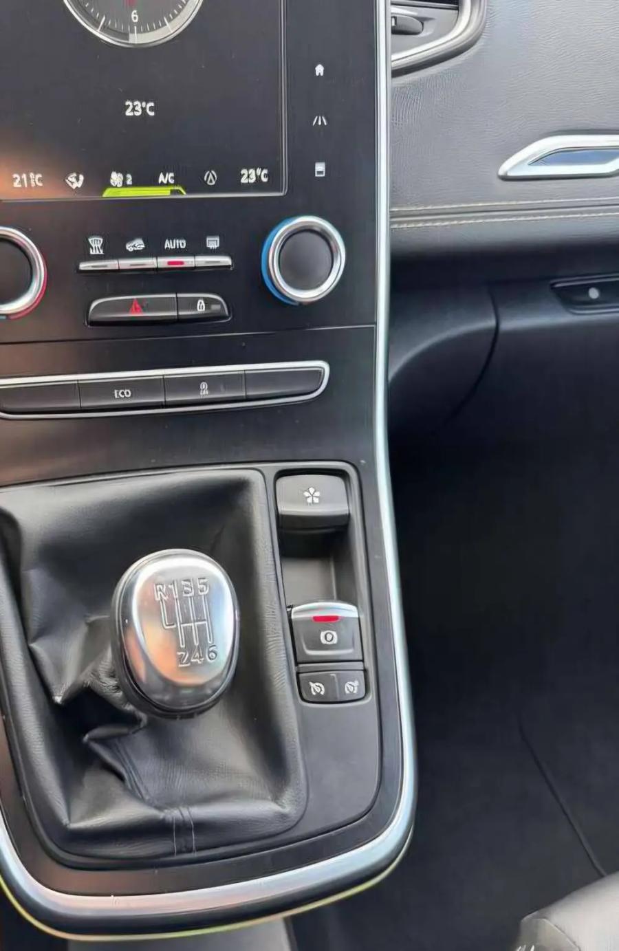 White Renault Scenic 2018 in Telschi, with an engine capacity of 1.50 L and mileage of 168 thousand km for 7990 €, photo 16 on AUTOMOTO.COM.LV
