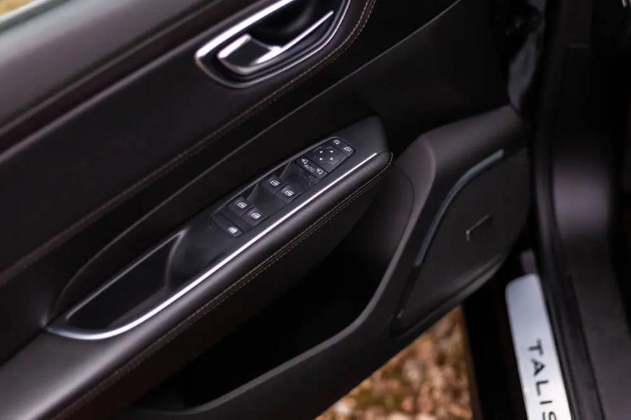 Black Renault Talisman 2017 in Riga, with an engine capacity of 1.60 L and mileage of 180 thousand km for 10995 €, photo 20 on AUTOMOTO.COM.LV