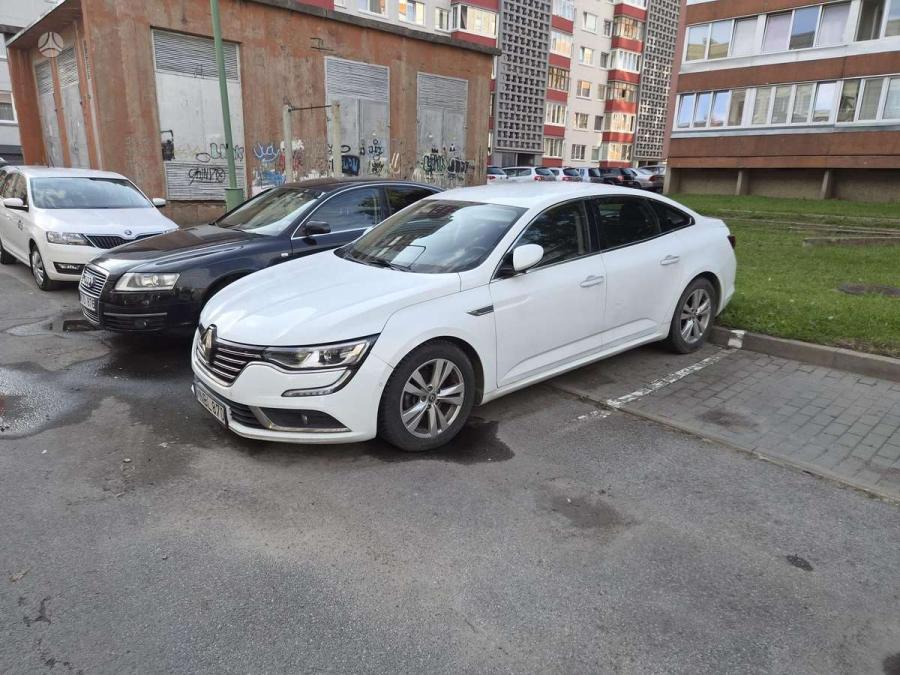 White Renault Talisman 2019 in Klaipeda, with an engine capacity of 1.60 L and mileage of 238 thousand km for 8000 €, photo 1 on AUTOMOTO.COM.LV