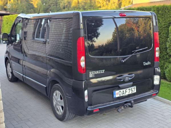 Black Renault Trafic 2005 in Radviliskis, with an engine capacity of 2.50 L and mileage of 336 thousand km for 5700 €, photo 5 on AUTOMOTO.COM.LV