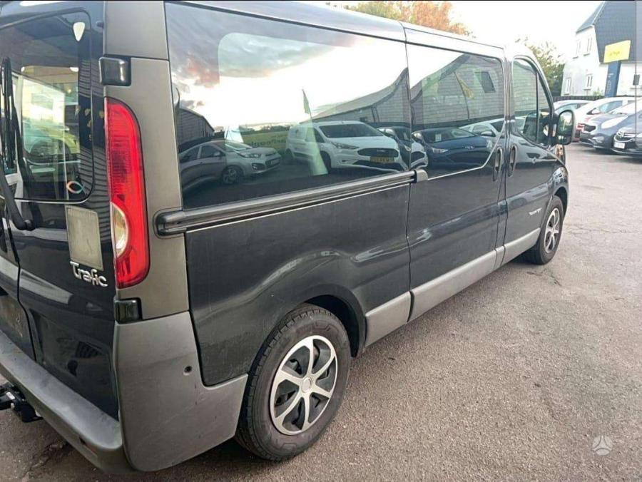 Black Renault Trafic 2007 in Utena, with an engine capacity of 2.50 L and mileage of 289 thousand km for 4990 €, photo 3 on AUTOMOTO.COM.LV
