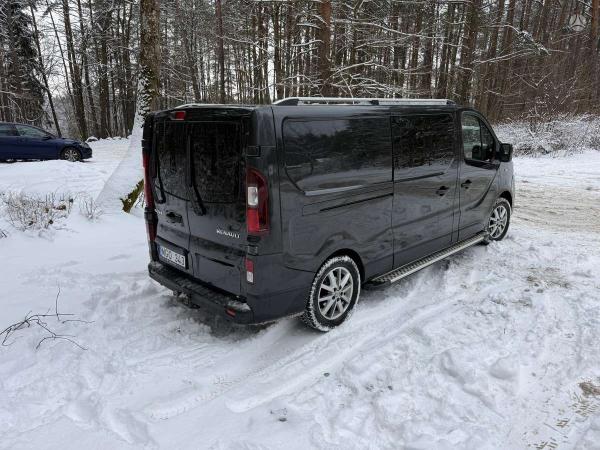 Black Renault Trafic 2017 in Vilnius, with an engine capacity of 1.60 L and mileage of 321 thousand km for 10400 €, photo 7 on AUTOMOTO.COM.LV