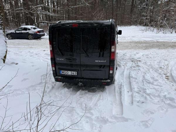 Black Renault Trafic 2017 in Vilnius, with an engine capacity of 1.60 L and mileage of 321 thousand km for 10400 €, photo 8 on AUTOMOTO.COM.LV