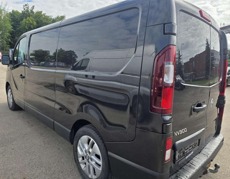 Black Renault Trafic 2017 in Marijampole, with an engine capacity of 1.60 L and mileage of 174 thousand km for 5950 €, photo 4 on AUTOMOTO.COM.LV