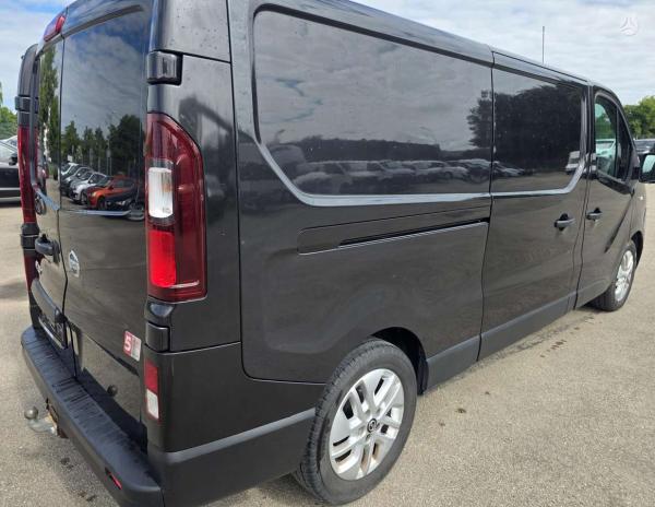 Black Renault Trafic 2017 in Marijampole, with an engine capacity of 1.60 L and mileage of 174 thousand km for 5950 €, photo 4 on AUTOMOTO.COM.LV