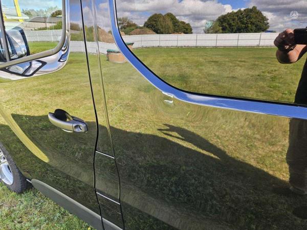 Black Renault Trafic 2022 in Druskininkai, with an engine capacity of 2.00 L and mileage of 408 thousand km for 19500 €, photo 5 on AUTOMOTO.COM.LV