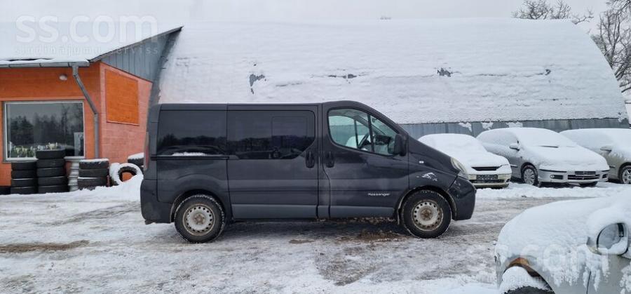 Black Renault Trafic 2004 in Valmiera, with an engine capacity of 1.90 L and mileage of 416 thousand km for 3500 €, photo 2 on AUTOMOTO.COM.LV