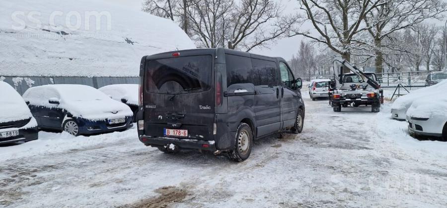 Black Renault Trafic 2004 in Valmiera, with an engine capacity of 1.90 L and mileage of 416 thousand km for 3500 €, photo 3 on AUTOMOTO.COM.LV