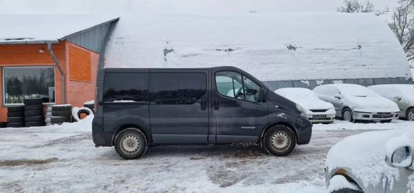 Black Renault Trafic 2004 in Valmiera, with an engine capacity of 1.90 L and mileage of 416 thousand km for 3500 €, photo 2 on AUTOMOTO.COM.LV