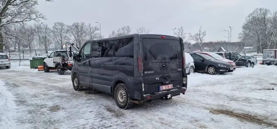 Melns Renault Trafic 2004 Valmiera, ar dzinēja tilpumu 1.90 L un nobraukumu 416 tūkst. km par 3500 €, foto 5 vietnē AUTOMOTO.COM.LV