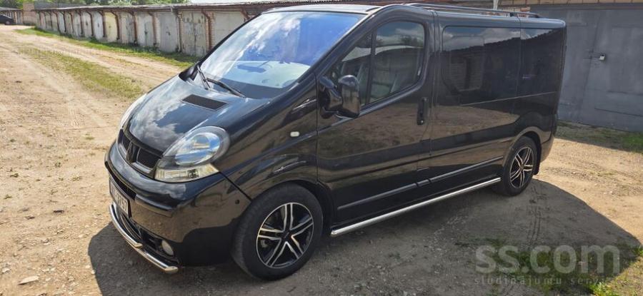 Black Renault Trafic 2004 in Rezekne, with an engine capacity of 2.50 L and mileage of 303 thousand km for 14700 €, photo 3 on AUTOMOTO.COM.LV