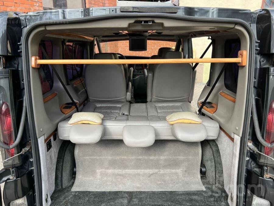 Black Renault Trafic 2004 in Rezekne, with an engine capacity of 2.50 L and mileage of 303 thousand km for 14700 €, photo 15 on AUTOMOTO.COM.LV