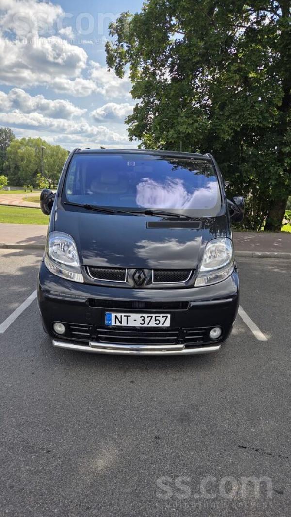 Black Renault Trafic 2004 in Rezekne, with an engine capacity of 2.50 L and mileage of 303 thousand km for 13500 €, photo 1 on AUTOMOTO.COM.LV