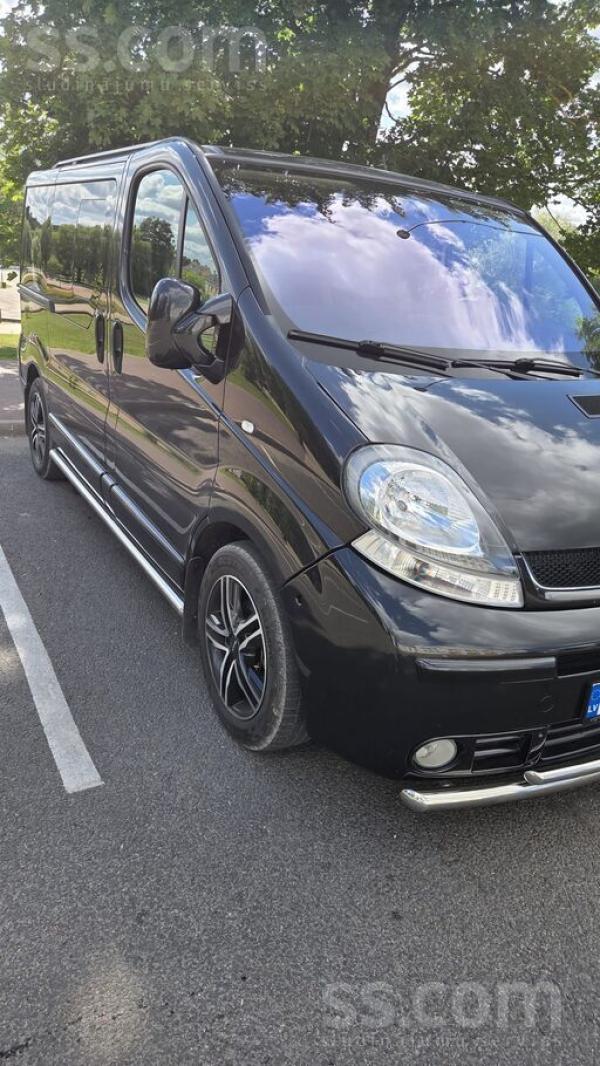 Black Renault Trafic 2004 in Rezekne, with an engine capacity of 2.50 L and mileage of 303 thousand km for 13500 €, photo 3 on AUTOMOTO.COM.LV