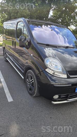 Black Renault Trafic 2004 in Rezekne, with an engine capacity of 2.50 L and mileage of 303 thousand km for 13500 €, photo 3 on AUTOMOTO.COM.LV