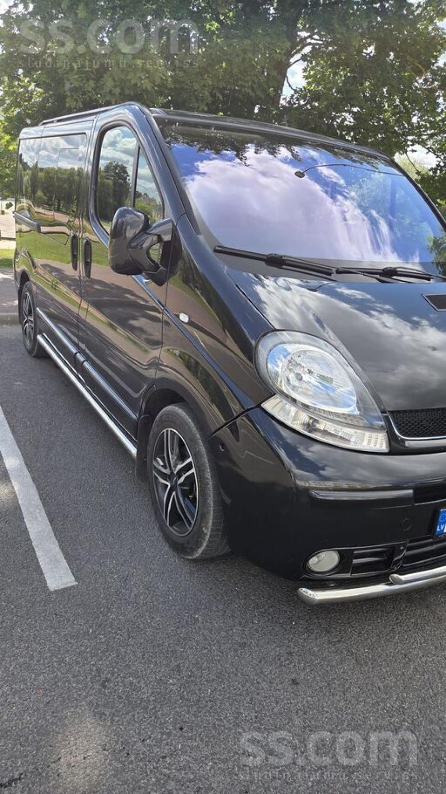 Black Renault Trafic 2004 in Rezekne, with an engine capacity of 2.50 L and mileage of 303 thousand km for 13500 €, photo 3 on AUTOMOTO.COM.LV