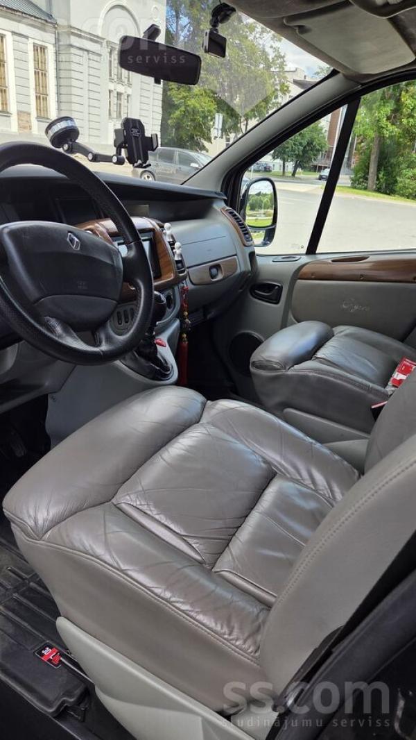 Black Renault Trafic 2004 in Rezekne, with an engine capacity of 2.50 L and mileage of 303 thousand km for 13500 €, photo 6 on AUTOMOTO.COM.LV