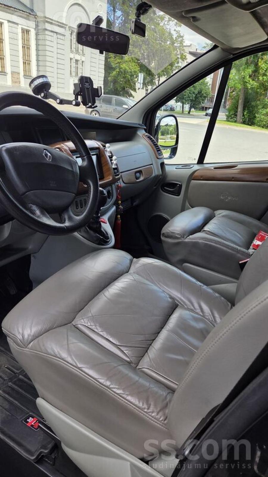 Black Renault Trafic 2004 in Rezekne, with an engine capacity of 2.50 L and mileage of 303 thousand km for 13500 €, photo 6 on AUTOMOTO.COM.LV