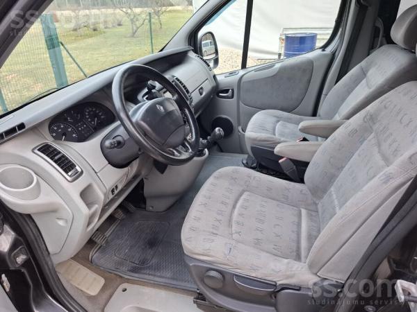 Melns Renault Trafic 2005 Ogre, ar dzinēja tilpumu 2.50 L un nobraukumu 315 tūkst. km par 7800 €, foto 5 vietnē AUTOMOTO.COM.LV