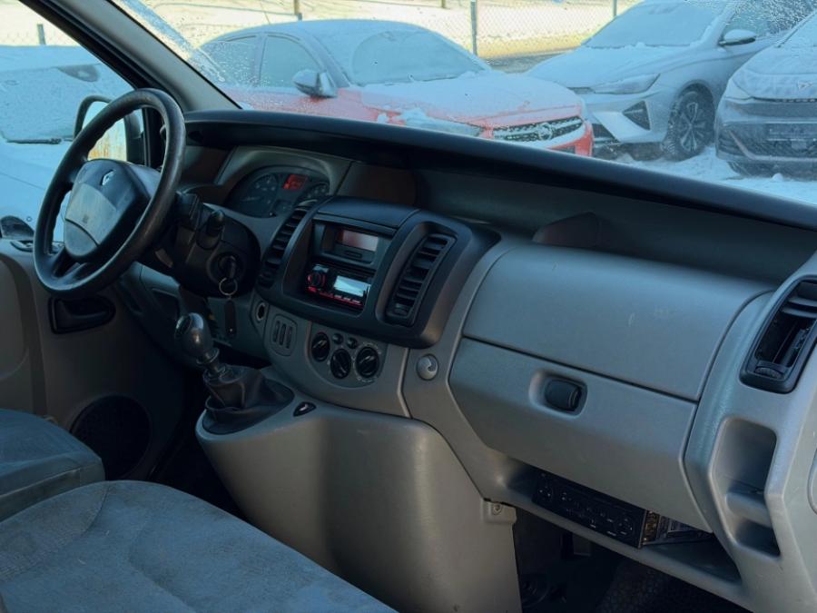 Black Renault Trafic 2005 in Riga, with an engine capacity of 2.50 L and mileage of 387 thousand km for 3980 €, photo 11 on AUTOMOTO.COM.LV