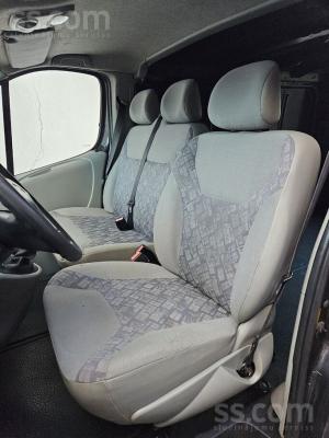 Black Renault Trafic 2005 in Saldus, with an engine capacity of 1.90 L and mileage of 371 thousand km for 4200 €, photo 8 on AUTOMOTO.COM.LV