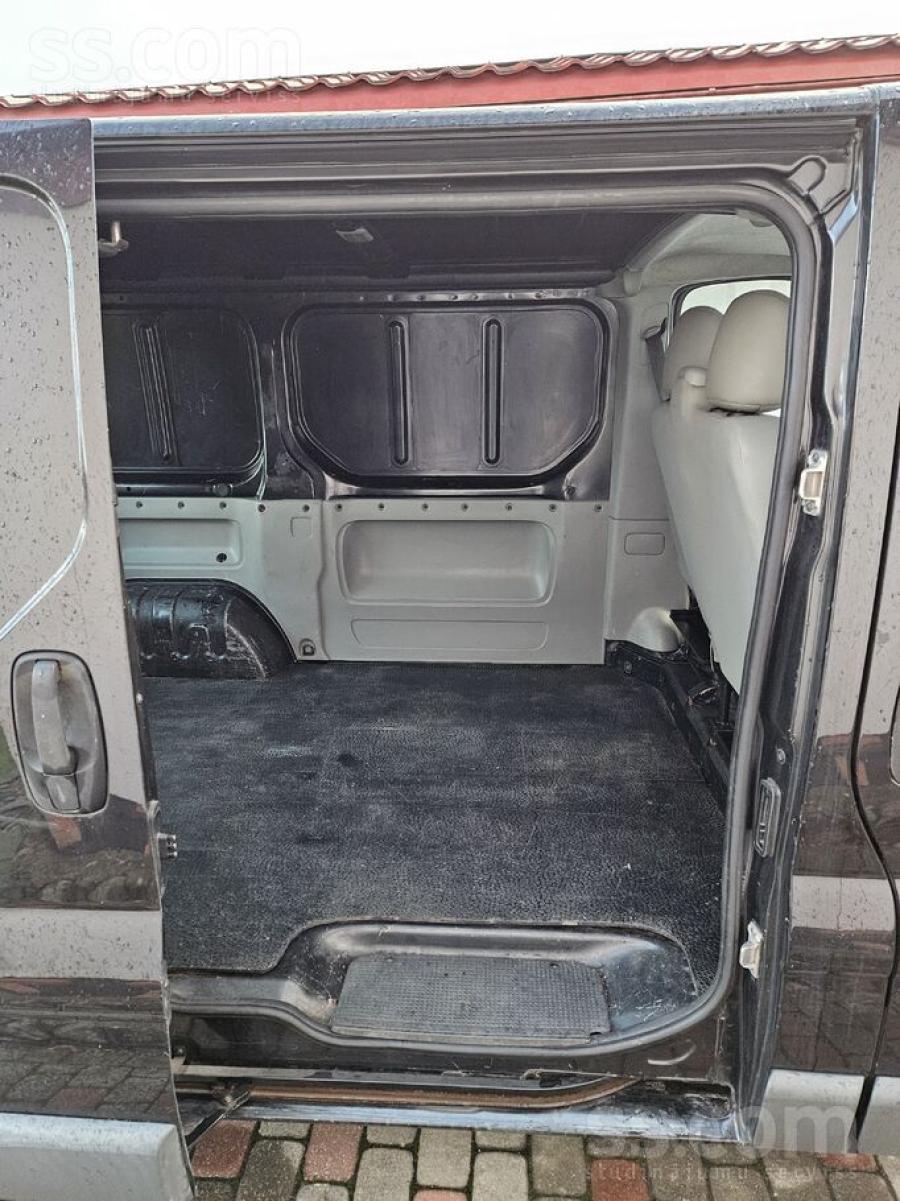 Black Renault Trafic 2005 in Saldus, with an engine capacity of 1.90 L and mileage of 371 thousand km for 4200 €, photo 10 on AUTOMOTO.COM.LV