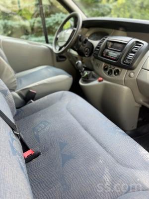 Black Renault Trafic 2005 in Riga, with an engine capacity of 2.50 L and mileage of 389 thousand km for 2950 €, photo 6 on AUTOMOTO.COM.LV
