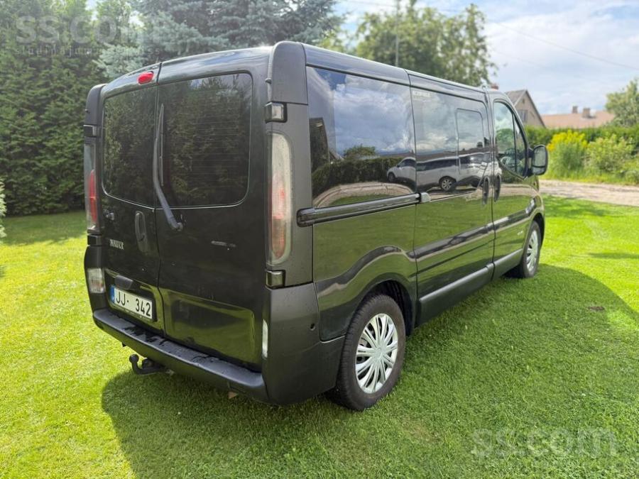 Black Renault Trafic 2005 in Riga, with an engine capacity of 2.50 L and mileage of 389 thousand km for 2950 €, photo 5 on AUTOMOTO.COM.LV