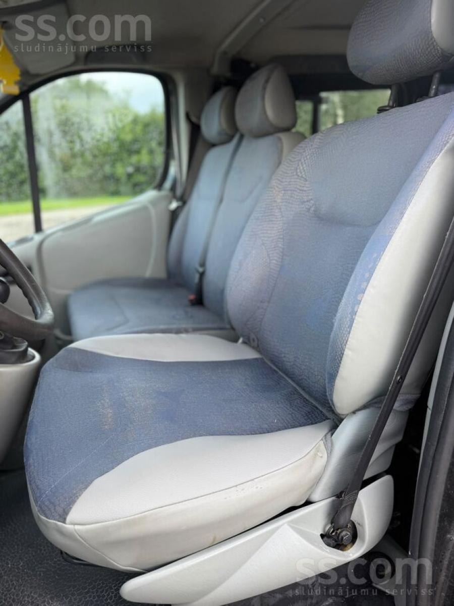Black Renault Trafic 2005 in Riga, with an engine capacity of 2.50 L and mileage of 389 thousand km for 2950 €, photo 7 on AUTOMOTO.COM.LV