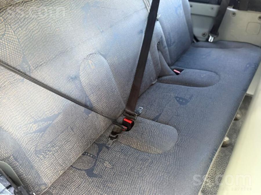 Black Renault Trafic 2005 in Riga, with an engine capacity of 2.50 L and mileage of 389 thousand km for 2950 €, photo 9 on AUTOMOTO.COM.LV