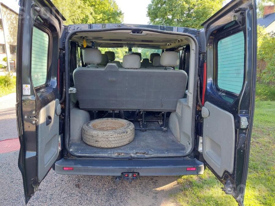 Black Renault Trafic 2007 in Saldus, with an engine capacity of 2.00 L and mileage of 400 thousand km for 3850 €, photo 5 on AUTOMOTO.COM.LV